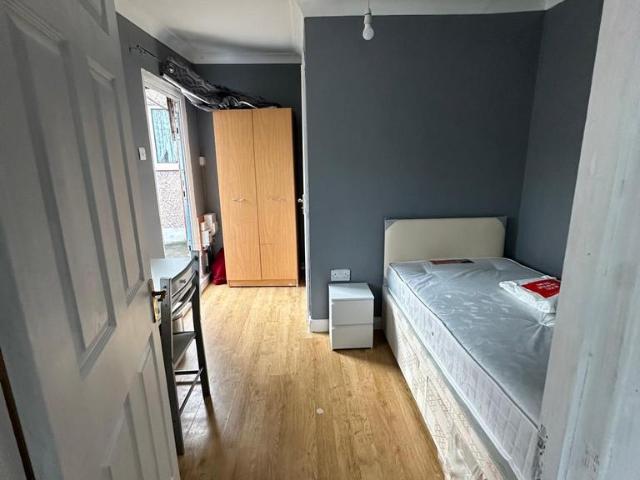 London, N17 Studio to rent £1,150 pcm £265 pw
