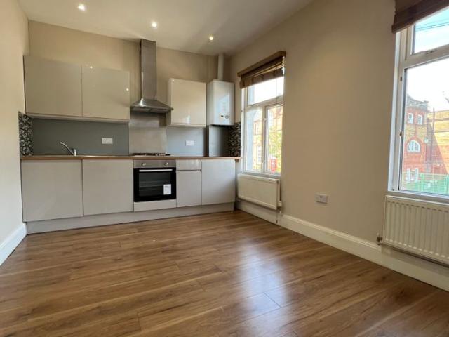 London N17, 3 bed flat to rent, £2,200 pcm | PrimeLocation