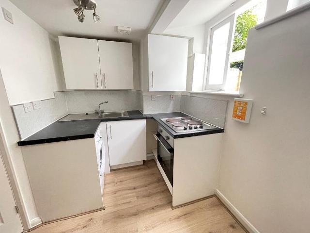 London N10 Studio to rent £1,375 pcm £317 pw