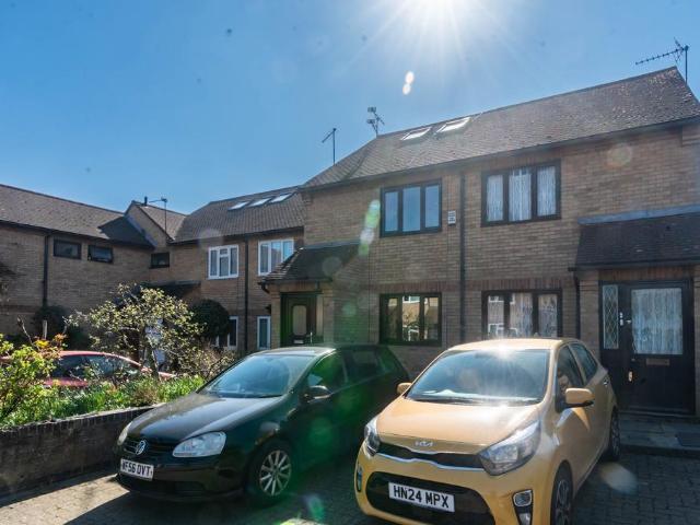 London N11 3 bed semi detached house to rent £2,448 pcm £565 pw