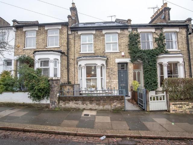 London N11 4 bed terraced house to rent £3,077 pcm £710 pw