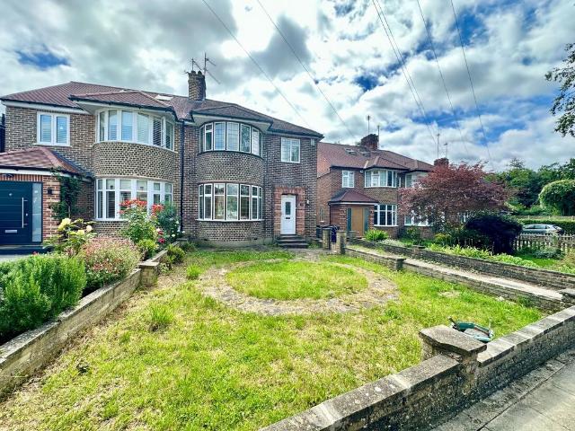 London N12 3 bed semi detached house to rent £2,600 pcm £600 pw