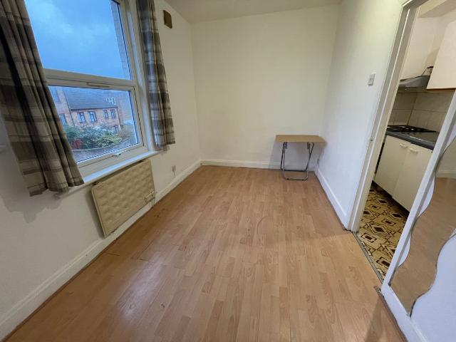 London N22, Studio to rent, £1,200 pcm | PrimeLocation