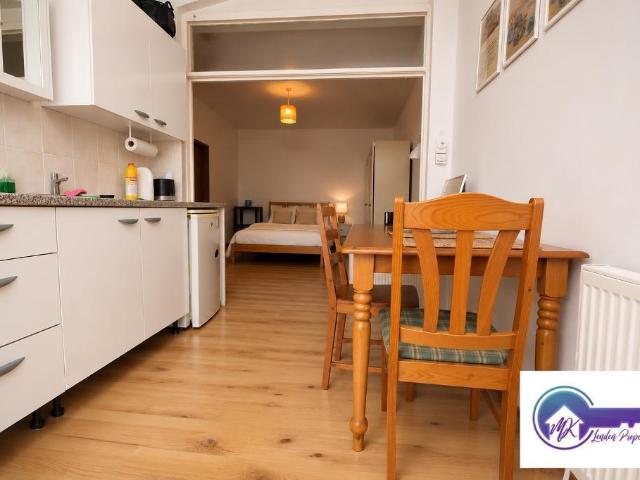 London N2 Studio to rent £1,148 pcm £265 pw