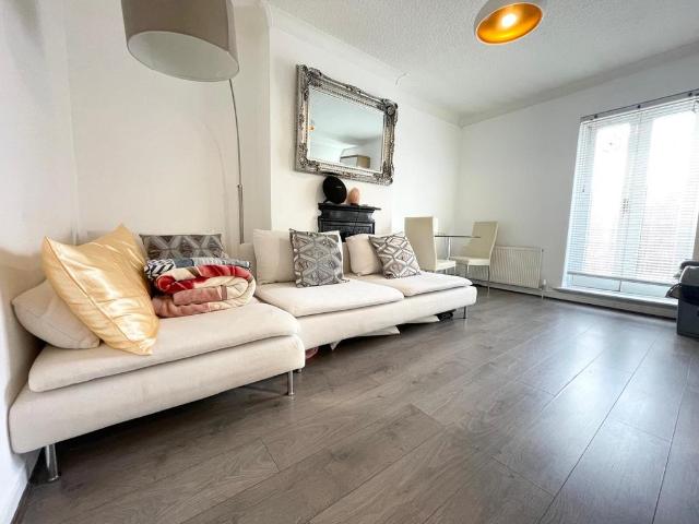 London NW7 3 bed terraced house to rent £2,400 pcm £554 pw