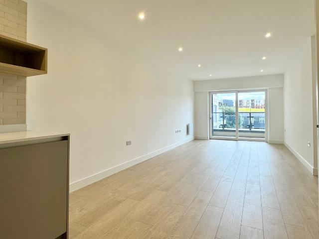 London NW9, 2 bed flat to rent, £2,200 pcm | PrimeLocation