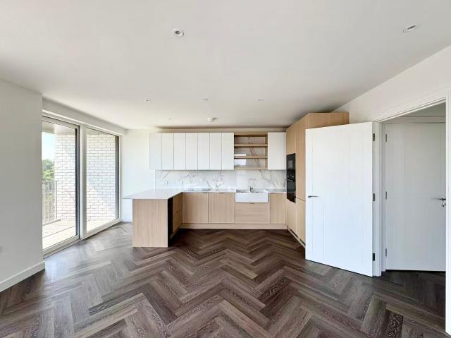 London NW9, 3 bed flat to rent, £2,900 pcm | PrimeLocation