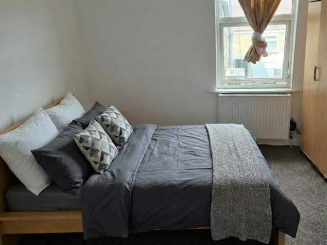 London NW10, 2 bed flat to rent, £1,800 pcm | PrimeLocation