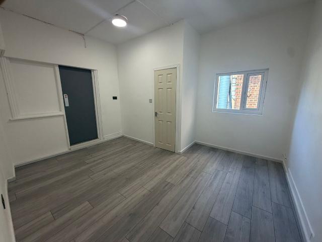 London NW10, 2 bed flat to rent, £2,000 pcm | PrimeLocation