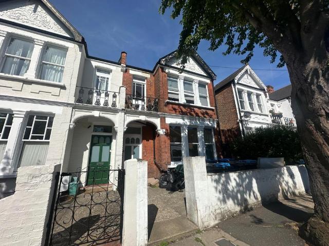 London, NW10 3 bed flat to rent £2,800 pcm £646 pw