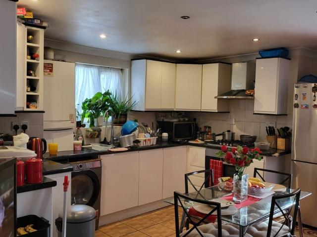 London NW10, 3 bed flat to rent, £2,200 pcm | PrimeLocation