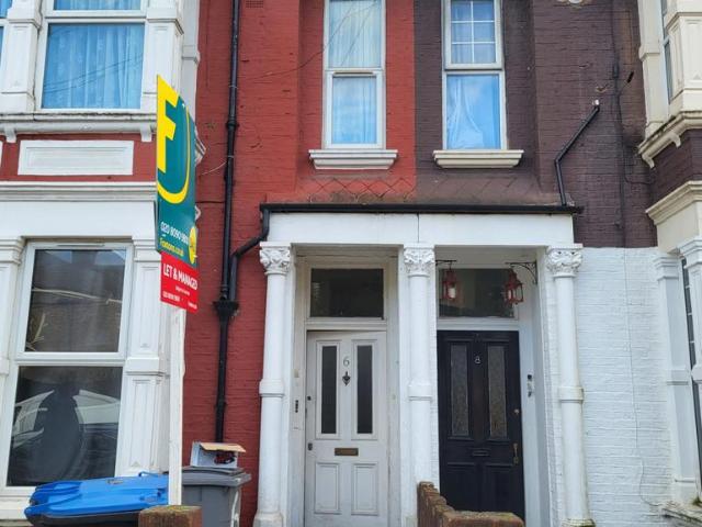 London NW10 3 bed flat to rent £2,200 pcm £508 pw
