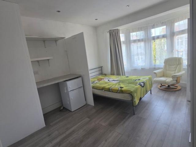 London NW10, Room to rent, £1,200 pcm | PrimeLocation
