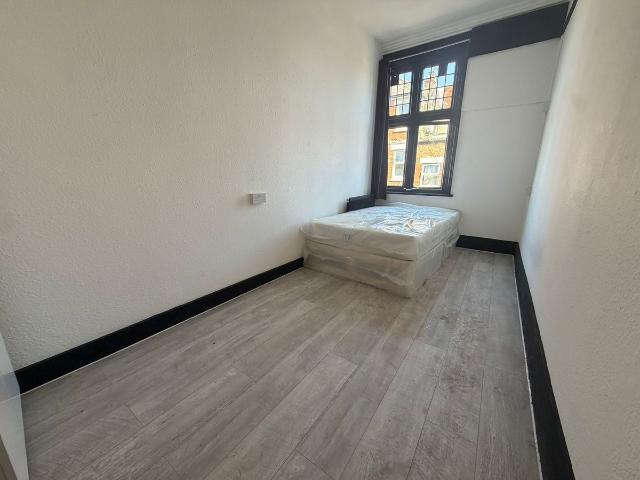 London NW10, Room to rent, £850 pcm | PrimeLocation