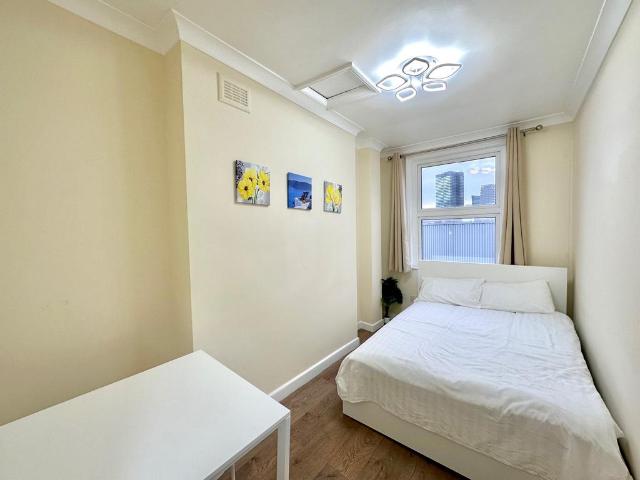 London NW1 2 bed flat to rent £2,700 pcm £623 pw