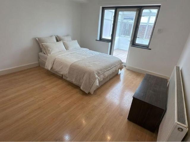London NW2, Room to rent, £1,100 pcm | PrimeLocation