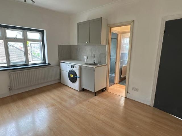 London NW2, Studio to rent, £1,300 pcm | PrimeLocation