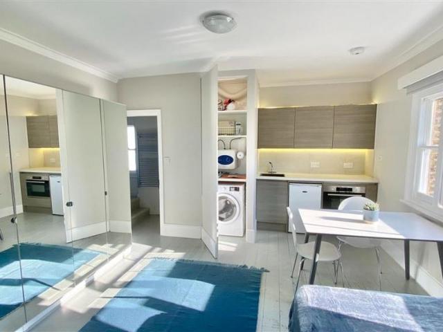 London NW3 Studio to rent £1,690 pcm £390 pw