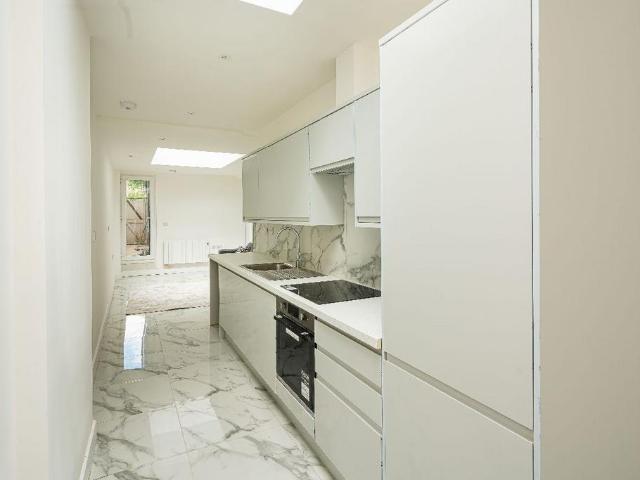 London NW3 2 bed flat to rent £2,900 pcm £669 pw