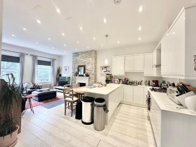 London NW3 2 bed flat to rent £3,350 pcm £773 pw