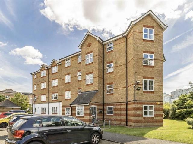 London, SE8 3 bed terraced house to rent £3,200 pcm £738 pw