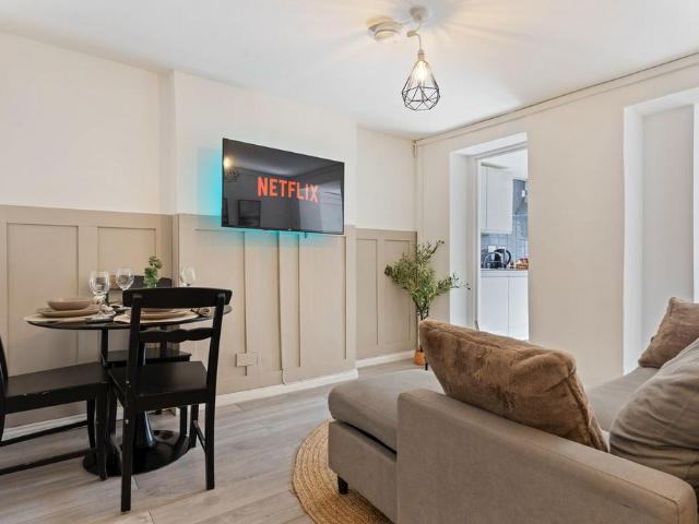 London SE14 3 bed flat to rent £2,700 pcm £623 pw