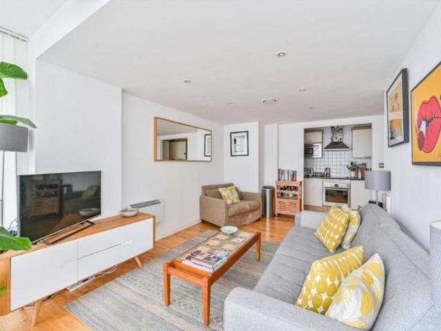 London SE18 2 bed penthouse to rent £2,350 pcm £542 pw