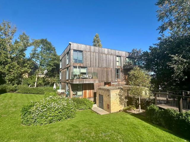 London SE23 2 bed apartment to rent £2,400 pcm £554 pw