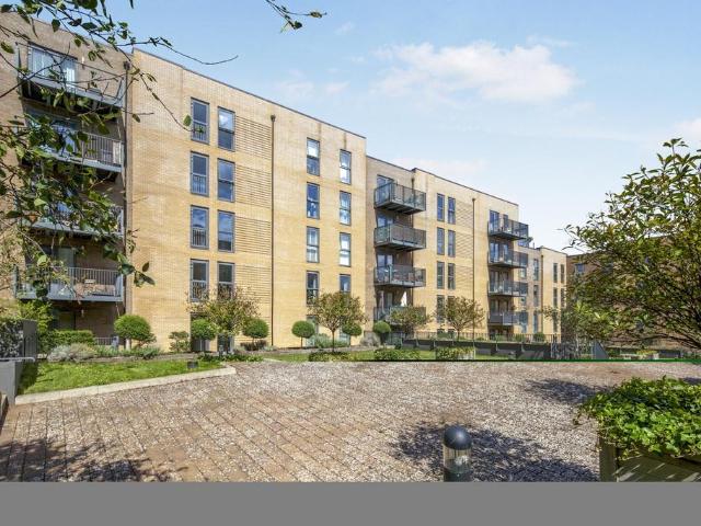 London SE20 2 bed flat to rent £2,250 pcm £519 pw