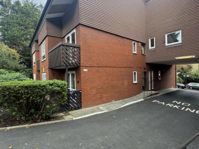 London SE21 1 bed flat to rent £7,583 pcm £1,750 pw