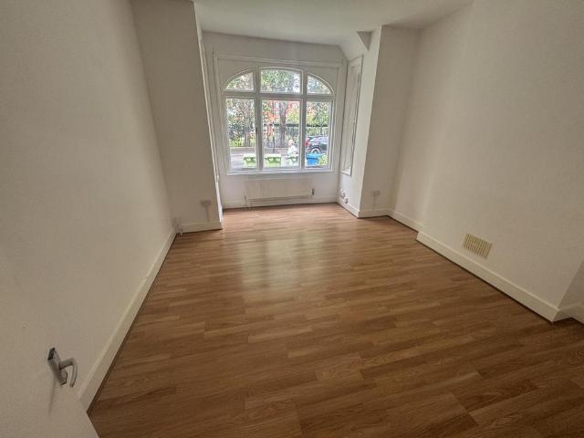 London SE22 2 bed flat to rent £2,500 pcm £577 pw