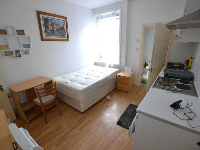 London Street, Reading RG1, Studio to rent, £650 pcm | PrimeLocation