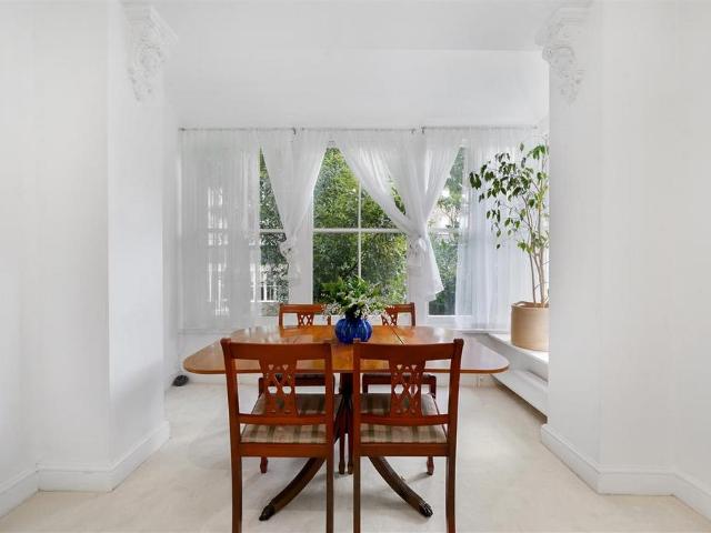 London SW5 1 bed block of apartments to rent £3,250 pcm £750 pw