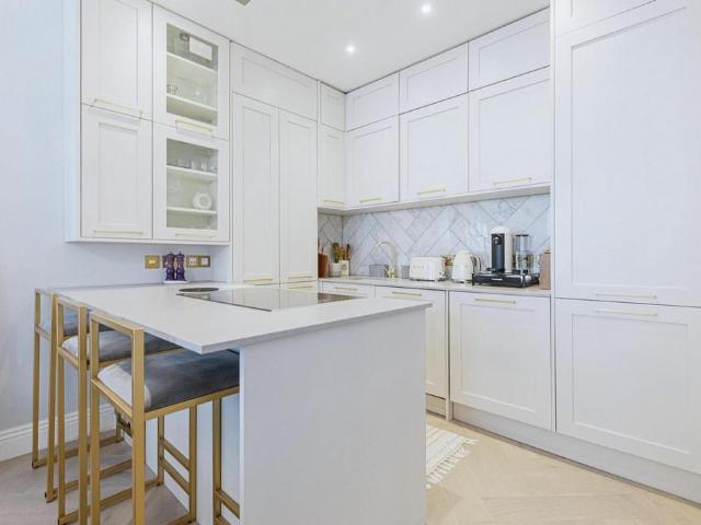 London SW7 2 bed flat to rent £5,000 pcm £1,154 pw