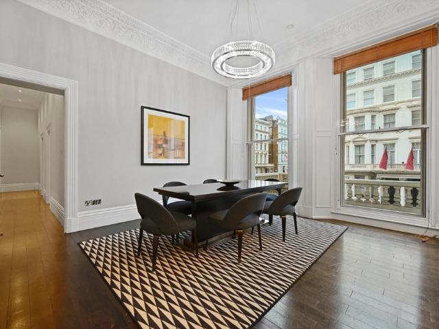 London SW7 3 bed apartment to rent £17,983 pcm £4,150 pw