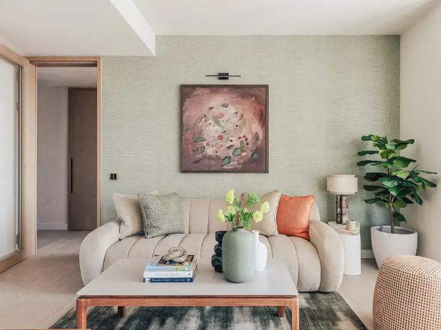 London SW8 2 bed flat to rent £7,100 pcm £1,638 pw