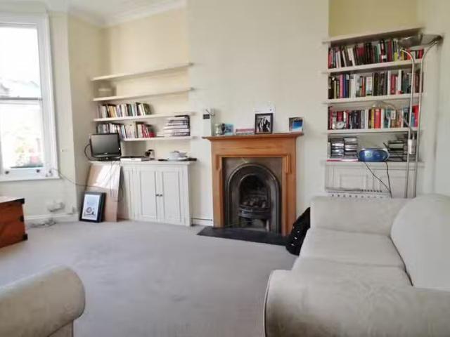 London, SW11 2 bed flat to rent £2,250 pcm £519 pw