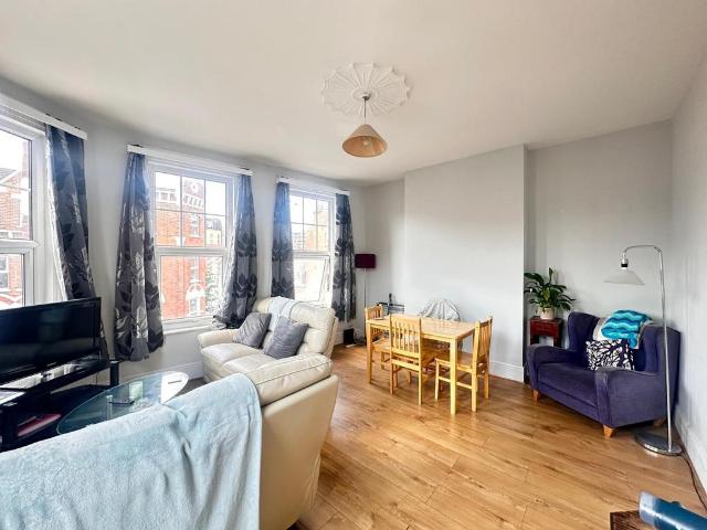 London SW11 3 bed flat to rent £2,985 pcm £689 pw