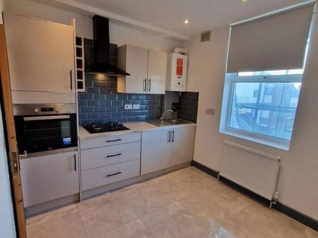 London SW17, 2 bed flat to rent, £1,750 pcm | PrimeLocation