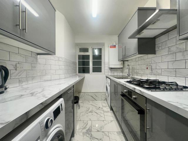 London SW17, 3 bed flat to rent, £2,500 pcm | PrimeLocation