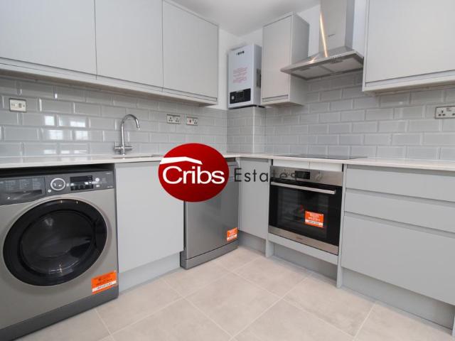 London, SW14 4 bed flat to rent £3,225 pcm £744 pw