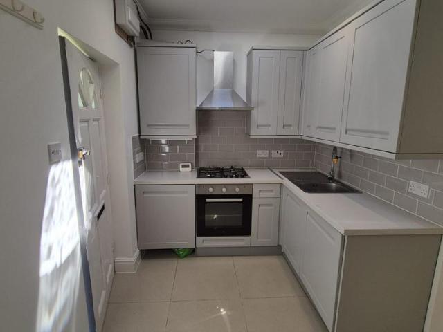 London SW15 Studio to rent £1,800 pcm £415 pw