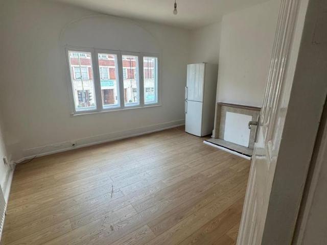 London SW16 2 bed flat £1,800 pcm £415 pw