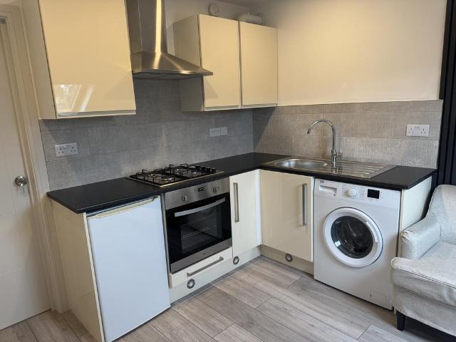 London SW16 2 bed flat to rent £1,800 pcm £415 pw