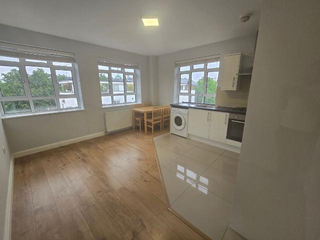 London SW18, 3 bed flat to rent, £2,250 pcm | PrimeLocation