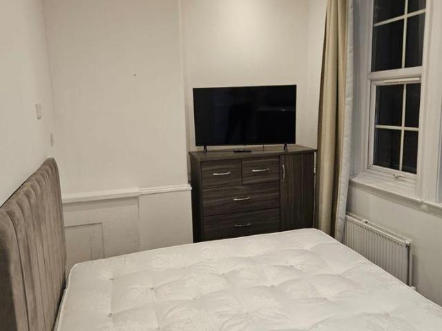 London SW18 Studio to rent £1,275 pcm £294 pw