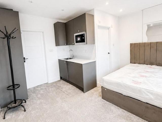 London SW18 Studio to rent £1,375 pcm £317 pw