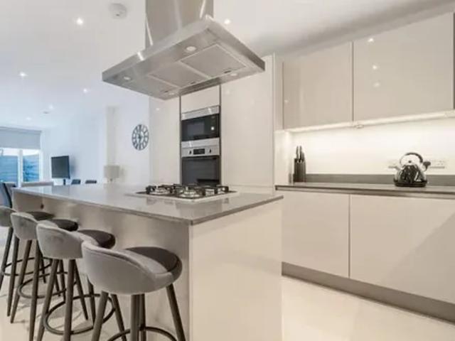 London, SW19 4HD, United Kingdom | 4 bed apartment for rent #121954041 | Rentberry
