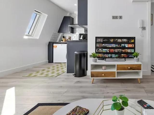 London, SW19 8AB, United Kingdom | 1 bed apartment for rent #167063691 | Rentberry