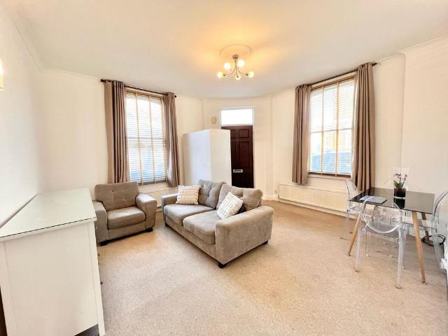 London SW19 2 bed apartment to rent £1,900 pcm £438 pw